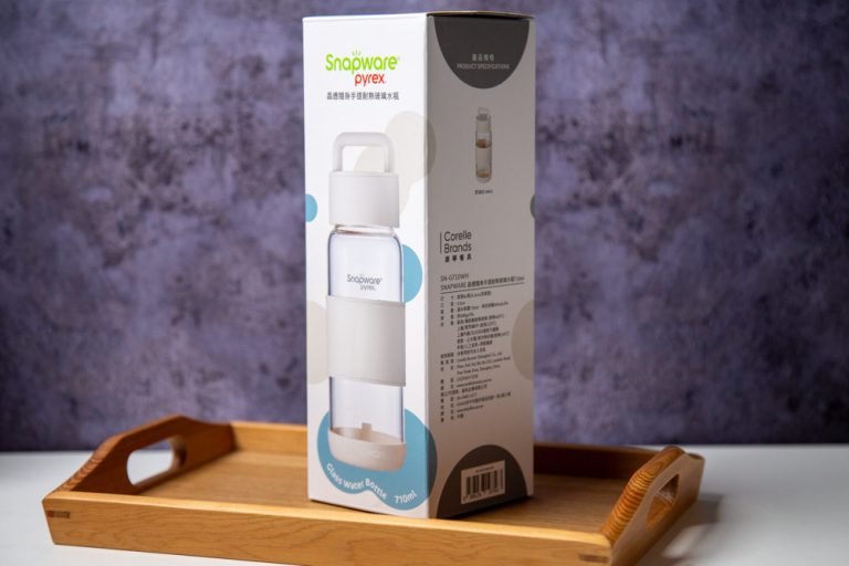 康寧餐具Snapware的隨身耐熱玻璃瓶,玻璃材質相對不鏽鋼而言,較不易有異味【Snapware康寧密扣|晶透隨身手提耐熱玻璃水瓶710ml】 - 口袋吃吃五十咩